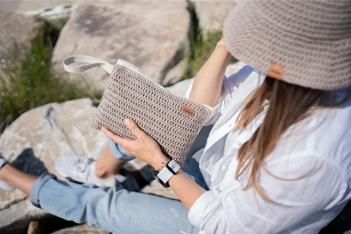 Háčkovaná taška do ruky CAT – styl a více prostoru - Doke